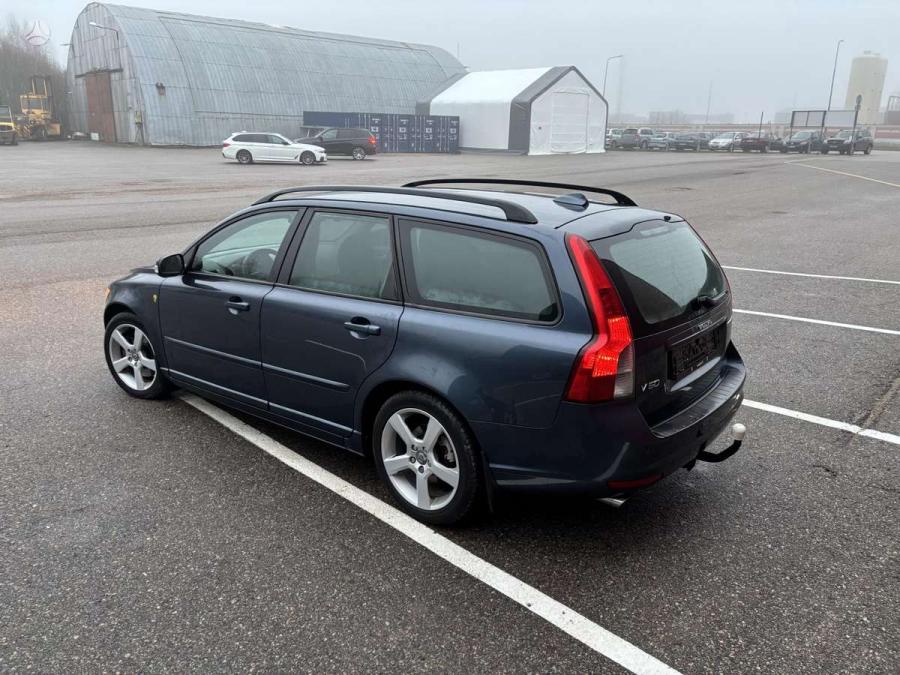 Blue Volvo V50 2008 in Kaunas, with an engine capacity of 2.40 L and mileage of 300 thousand km for 3350 €, photo 4 on AUTOMOTO.COM.LV