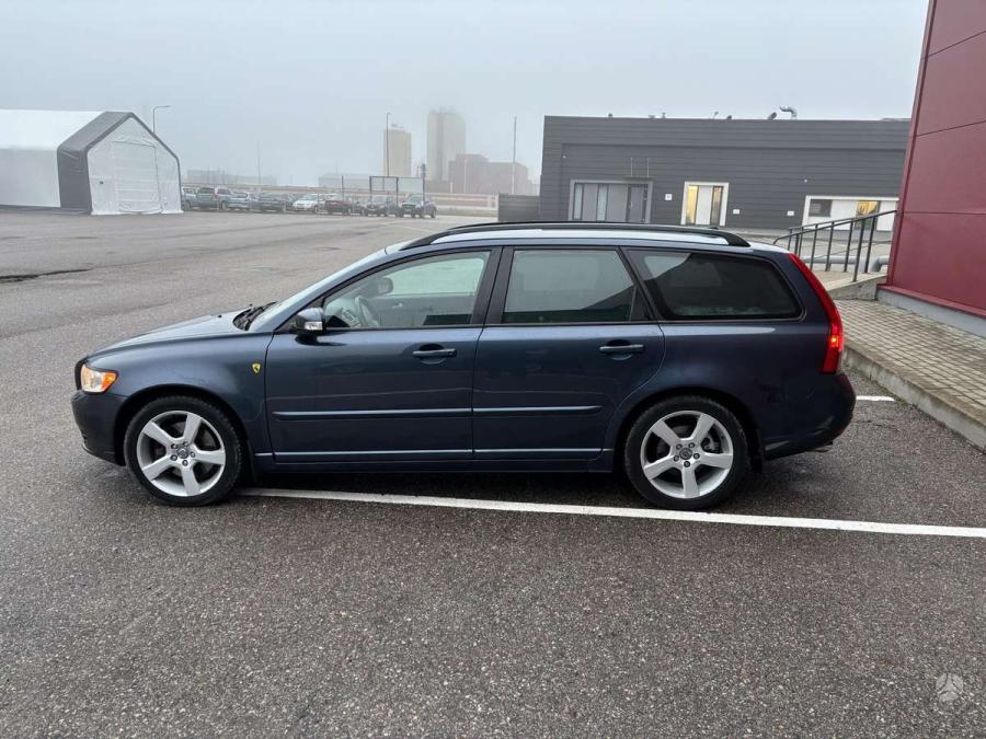 Blue Volvo V50 2008 in Kaunas, with an engine capacity of 2.40 L and mileage of 300 thousand km for 3350 €, photo 5 on AUTOMOTO.COM.LV