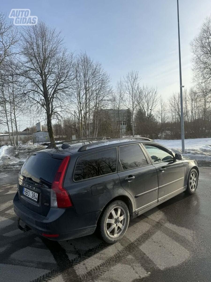 Blue Volvo V50 2008 in Siauliai, with an engine capacity of 2.00 L and mileage of 380 thousand km for 1950 €, photo 1 on AUTOMOTO.COM.LV