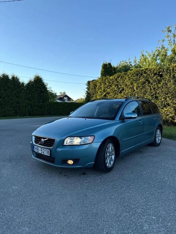 Blue Volvo V50 2008 in Riga, with an engine capacity of 2.40 L and mileage of 345 thousand km for 2800 €, photo 2 on AUTOMOTO.COM.LV