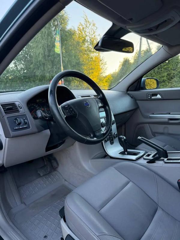 Blue Volvo V50 2008 in Riga, with an engine capacity of 2.40 L and mileage of 345 thousand km for 2800 €, photo 10 on AUTOMOTO.COM.LV
