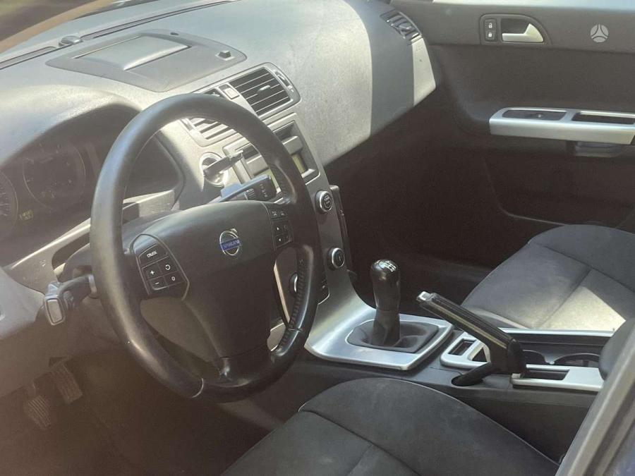 Zils Volvo V50 2008 Trakai, ar dzinēja tilpumu 1.56 L un nobraukumu 318 tūkst. km par 1699 €, foto 13 vietnē AUTOMOTO.COM.LV