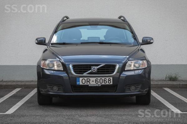 Blue Volvo V50 2008 in Riga, with an engine capacity of 2.40 L and mileage of 237 thousand km for 3950 €, photo 3 on AUTOMOTO.COM.LV