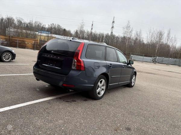 Blue Volvo V50 2009 in Kaunas, with an engine capacity of 2.40 L and mileage of 255 thousand km for 3650 €, photo 8 on AUTOMOTO.COM.LV
