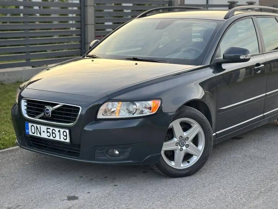 Zils Volvo V50 2009 Jelgava, ar dzinēja tilpumu 2.00 L un nobraukumu 273 tūkst. km par 3800 €, foto 3 vietnē AUTOMOTO.COM.LV