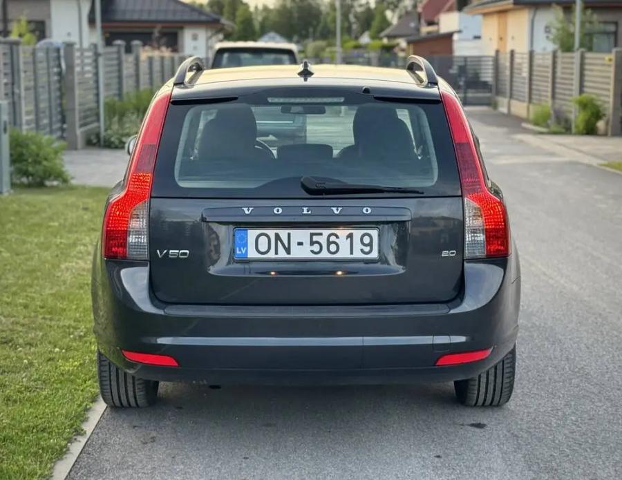 Zils Volvo V50 2009 Jelgava, ar dzinēja tilpumu 2.00 L un nobraukumu 273 tūkst. km par 3800 €, foto 7 vietnē AUTOMOTO.COM.LV