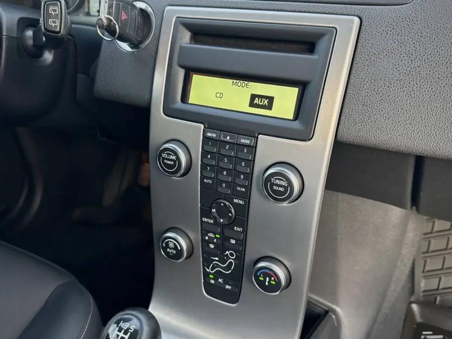 Zils Volvo V50 2009 Jelgava, ar dzinēja tilpumu 2.00 L un nobraukumu 273 tūkst. km par 3800 €, foto 14 vietnē AUTOMOTO.COM.LV