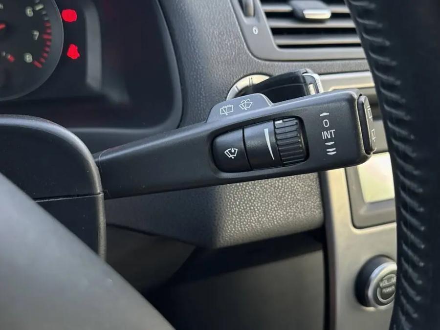 Zils Volvo V50 2009 Jelgava, ar dzinēja tilpumu 2.00 L un nobraukumu 273 tūkst. km par 3800 €, foto 16 vietnē AUTOMOTO.COM.LV