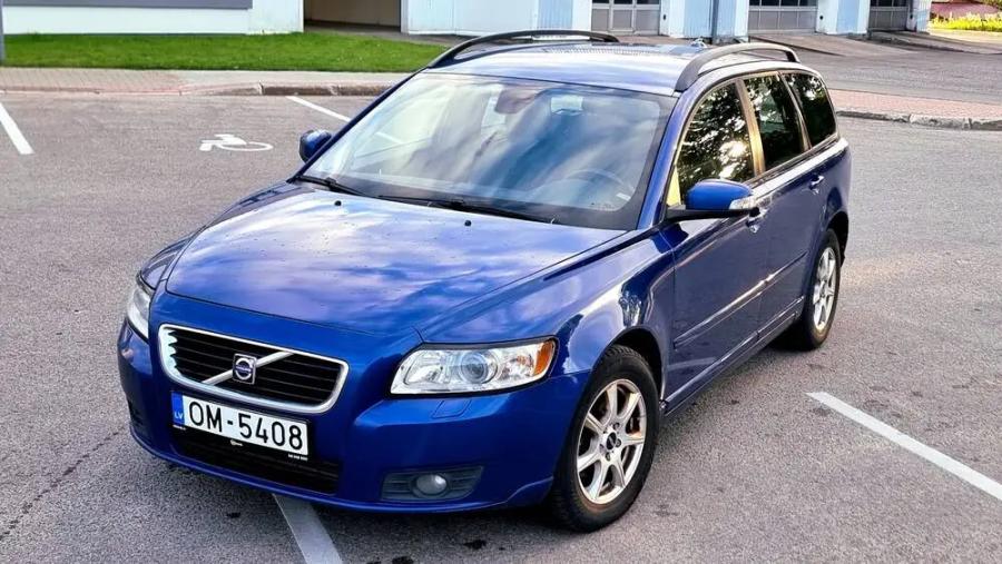 Blue Volvo V50 2009 in Cesis, with an engine capacity of 1.60 L and mileage of 292 thousand km for 2500 €, photo 1 on AUTOMOTO.COM.LV