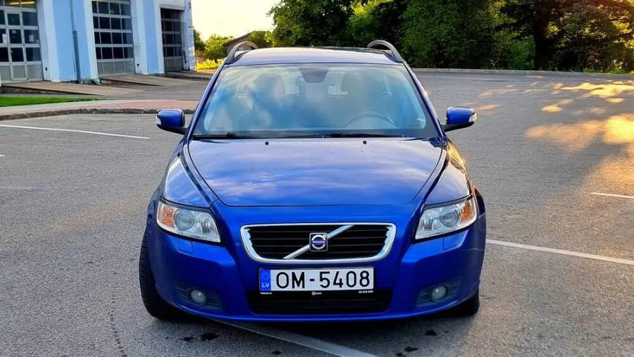 Blue Volvo V50 2009 in Cesis, with an engine capacity of 1.60 L and mileage of 292 thousand km for 2500 €, photo 3 on AUTOMOTO.COM.LV