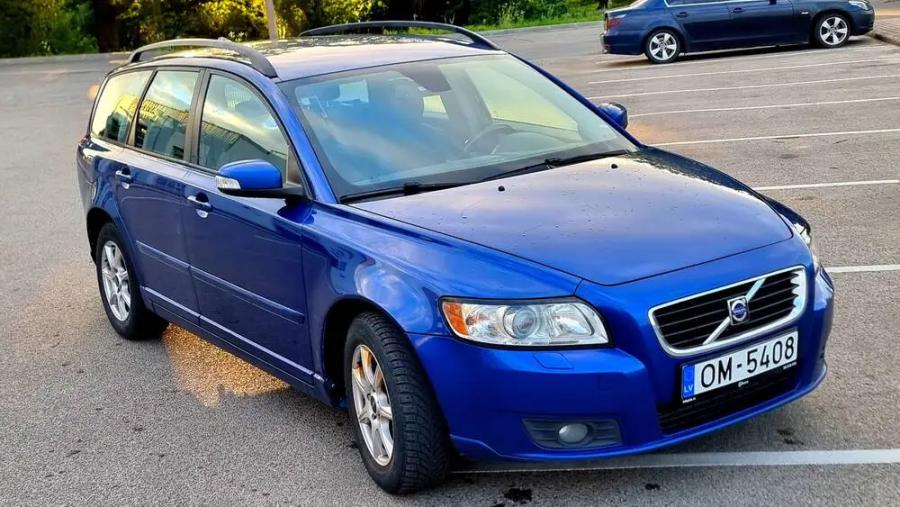 Blue Volvo V50 2009 in Cesis, with an engine capacity of 1.60 L and mileage of 292 thousand km for 2500 €, photo 4 on AUTOMOTO.COM.LV