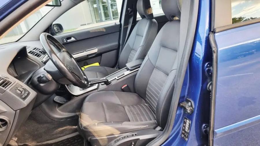 Blue Volvo V50 2009 in Cesis, with an engine capacity of 1.60 L and mileage of 292 thousand km for 2500 €, photo 18 on AUTOMOTO.COM.LV