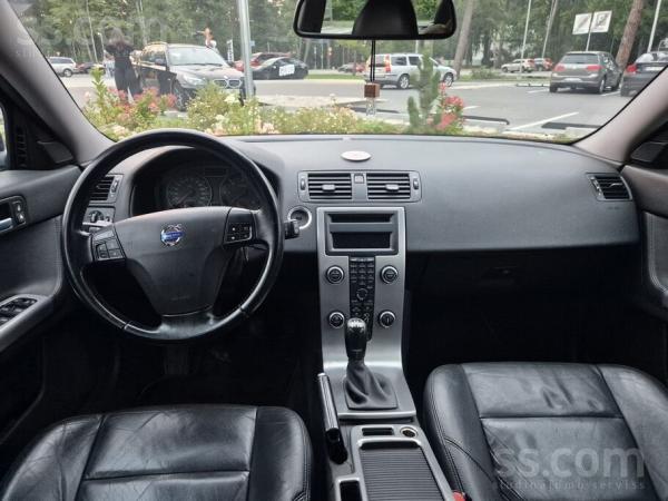 Blue Volvo V50 2009 in Jurmala, with an engine capacity of 2.40 L and mileage of 316 thousand km for 2850 €, photo 5 on AUTOMOTO.COM.LV