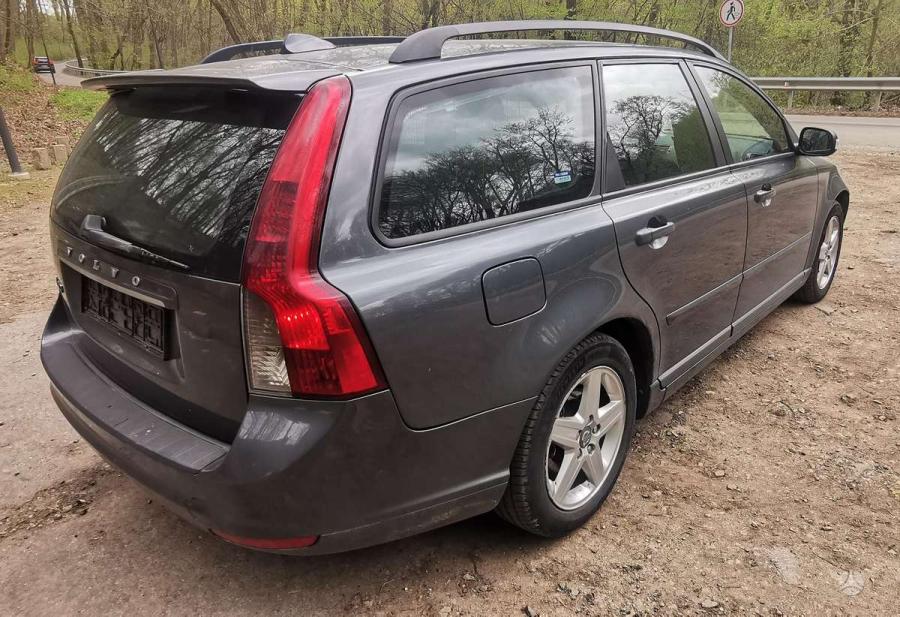 Blue Volvo V50 2009 in Kaunas, with an engine capacity of 2.00 L and mileage of 323 thousand km for 1499 €, photo 4 on AUTOMOTO.COM.LV