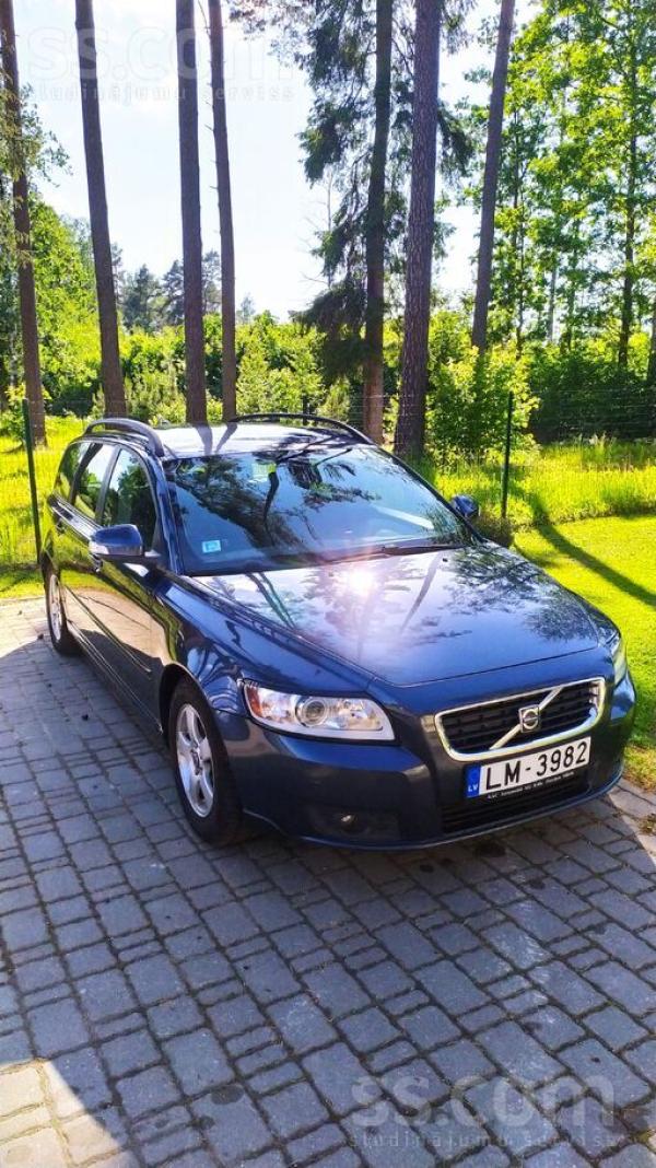 Blue Volvo V50 2010 in Riga, with an engine capacity of 1.60 L and mileage of 327 thousand km for 2500 €, photo 1 on AUTOMOTO.COM.LV