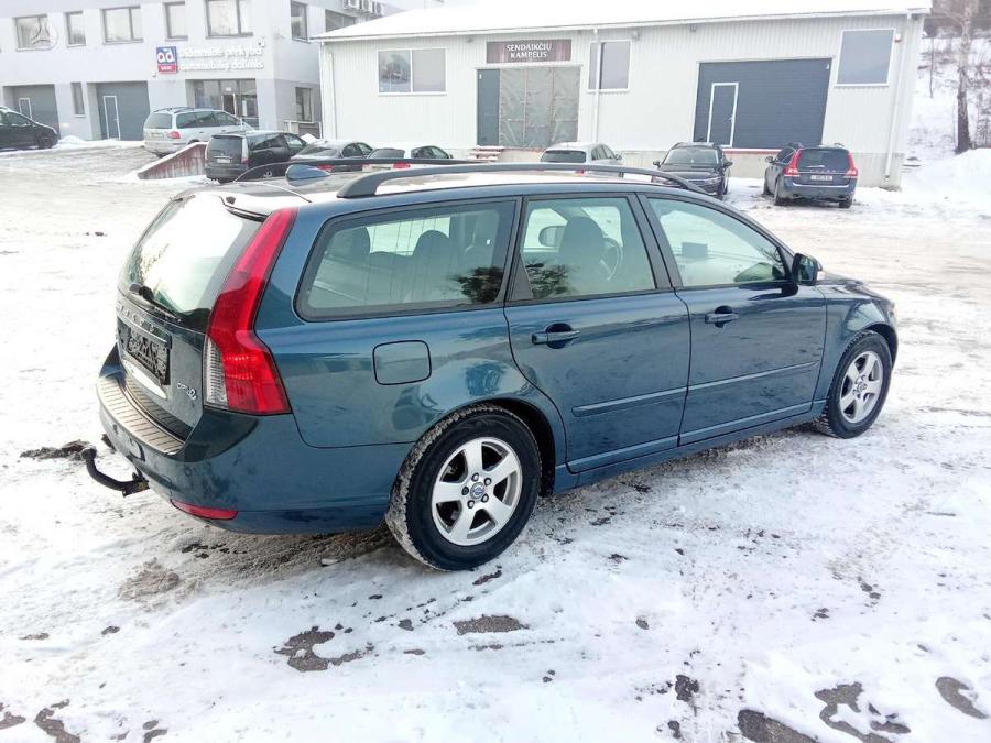 Zils Volvo V50 2010 Alīta, ar dzinēja tilpumu 1.56 L un nobraukumu 231 tūkst. km par 2950 €, foto 3 vietnē AUTOMOTO.COM.LV