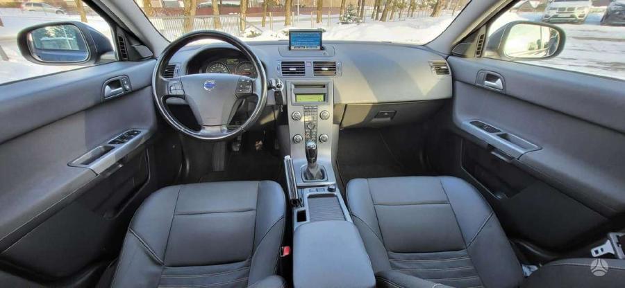 Blue Volvo V50 2010 in Kazlu Ruda, with an engine capacity of 1.56 L and mileage of 254 thousand km for 2900 €, photo 13 on AUTOMOTO.COM.LV