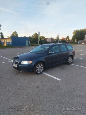 Zils Volvo V50 2011 Tallina, ar dzinēja tilpumu 1.60 L un nobraukumu 229 tūkst. km par 3950 €, foto  vietnē AUTOMOTO.COM.LV