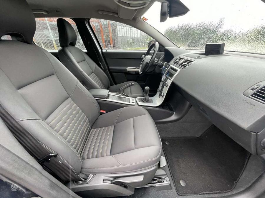 Zils Volvo V50 2011 Viļņa, ar dzinēja tilpumu 1.60 L un nobraukumu 364 tūkst. km par 3450 €, foto 27 vietnē AUTOMOTO.COM.LV