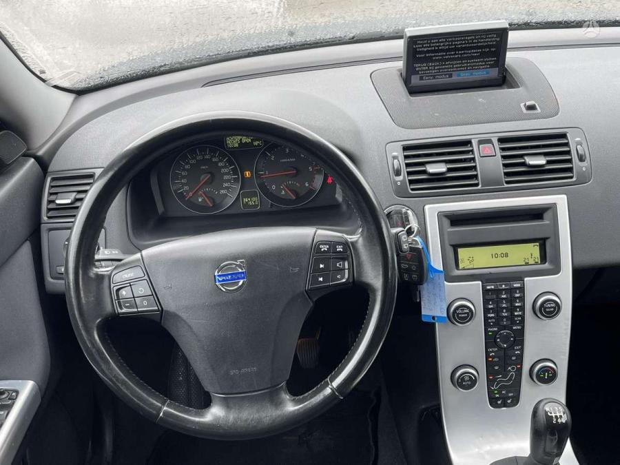 Zils Volvo V50 2011 Viļņa, ar dzinēja tilpumu 1.60 L un nobraukumu 364 tūkst. km par 3450 €, foto 31 vietnē AUTOMOTO.COM.LV
