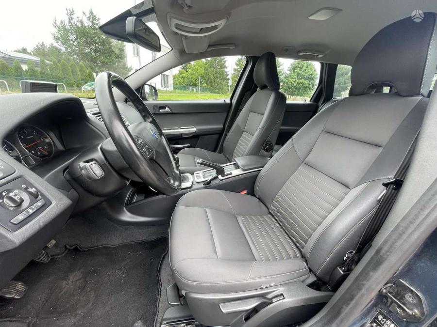 Zils Volvo V50 2011 Viļņa, ar dzinēja tilpumu 1.60 L un nobraukumu 364 tūkst. km par 3400 €, foto 29 vietnē AUTOMOTO.COM.LV