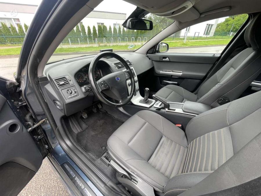 Zils Volvo V50 2011 Viļņa, ar dzinēja tilpumu 1.60 L un nobraukumu 364 tūkst. km par 3400 €, foto 30 vietnē AUTOMOTO.COM.LV