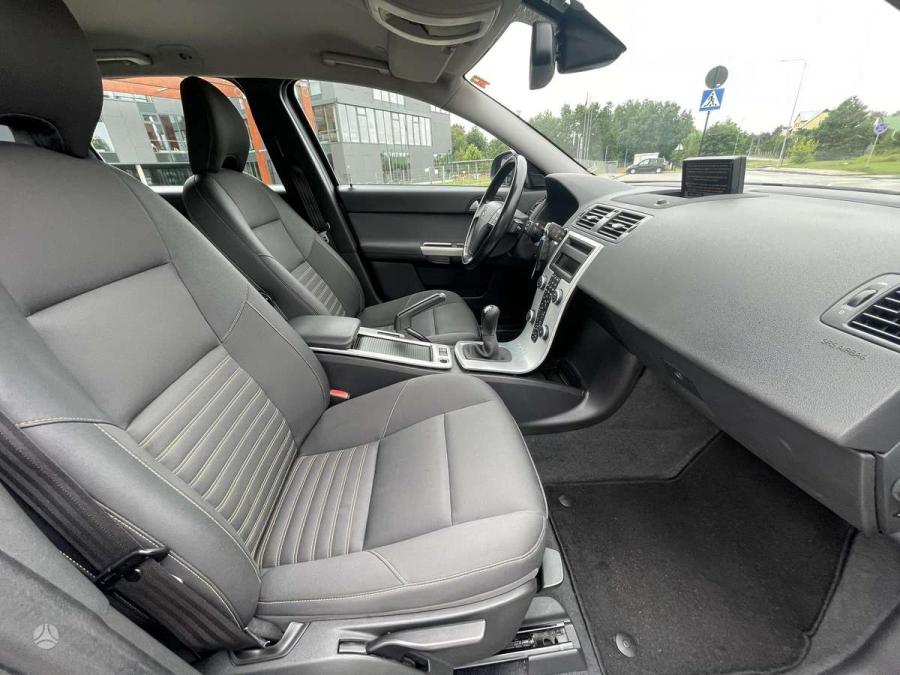 Zils Volvo V50 2011 Viļņa, ar dzinēja tilpumu 1.60 L un nobraukumu 364 tūkst. km par 3400 €, foto 36 vietnē AUTOMOTO.COM.LV