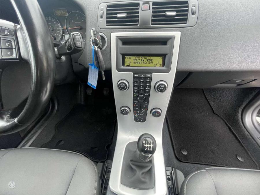 Zils Volvo V50 2011 Viļņa, ar dzinēja tilpumu 1.60 L un nobraukumu 364 tūkst. km par 3400 €, foto 39 vietnē AUTOMOTO.COM.LV