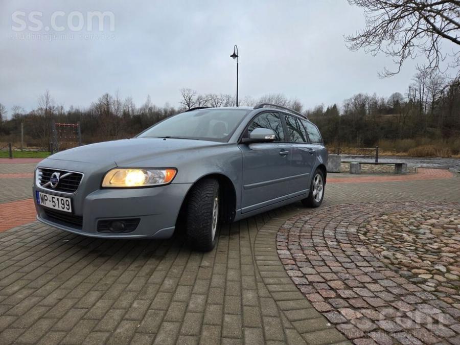 Zils Volvo V50 2011 Bauska, ar dzinēja tilpumu 2.00 L un nobraukumu 350 tūkst. km par 4100 €, foto 1 vietnē AUTOMOTO.COM.LV