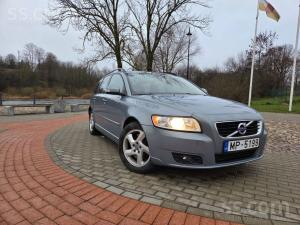 Zils Volvo V50 2011 Bauska, ar dzinēja tilpumu 2.00 L un nobraukumu 350 tūkst. km par 4100 €, foto 3 vietnē AUTOMOTO.COM.LV