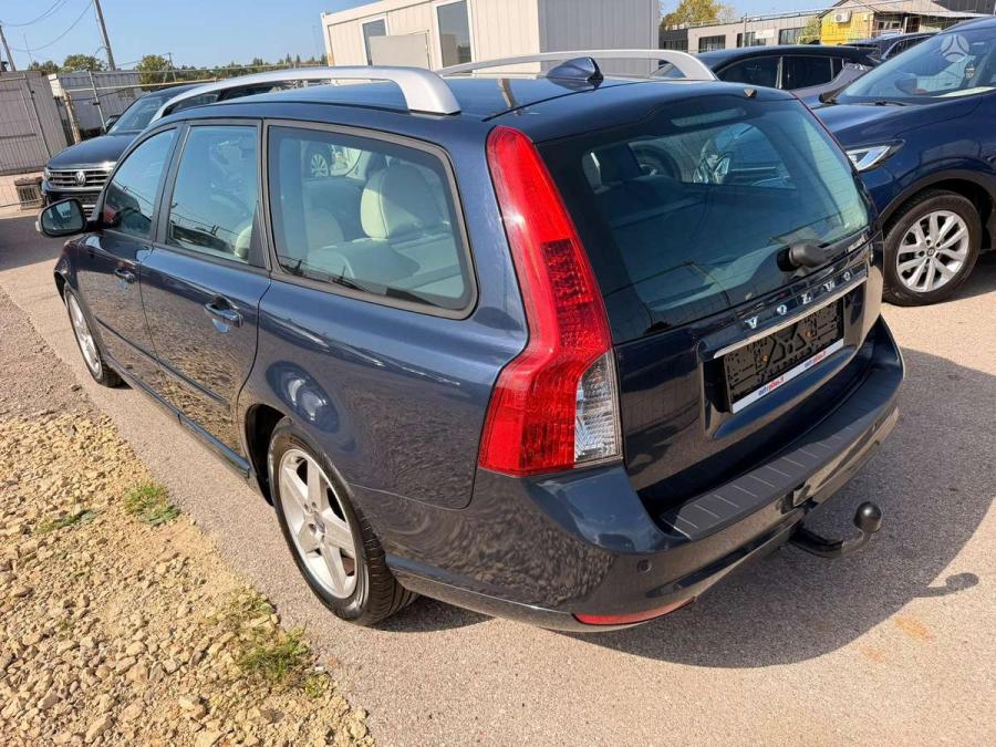 Blue Volvo V50 2012 in Kaunas, with an engine capacity of 1.56 L and mileage of 238 thousand km for 3750 €, photo 4 on AUTOMOTO.COM.LV