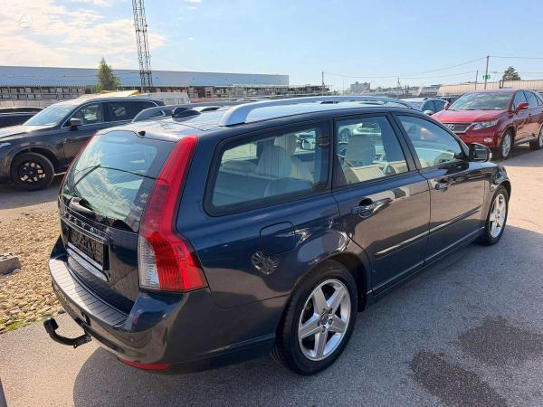Volvo V50 2012 in Kaunas on AUTOMOTO.COM.LV Blue Volvo V50 2012 in Kaunas, with an engine capacity of 1.56 L and mileage of 238 thousand km for 3750 β¬, photo 5 on AUTOMOTO.COM.LV