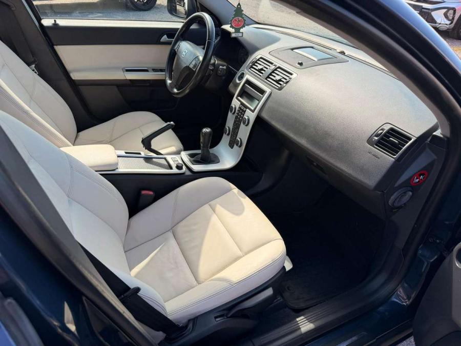 Blue Volvo V50 2012 in Kaunas, with an engine capacity of 1.56 L and mileage of 238 thousand km for 3750 €, photo 7 on AUTOMOTO.COM.LV