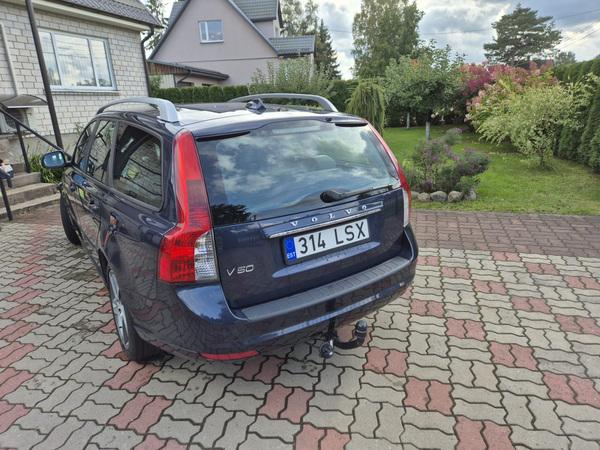 Zils Volvo V50 2012 Mustvē, ar dzinēja tilpumu 1.60 L un nobraukumu 130 tūkst. km par 6000 €, foto 3 vietnē AUTOMOTO.COM.LV