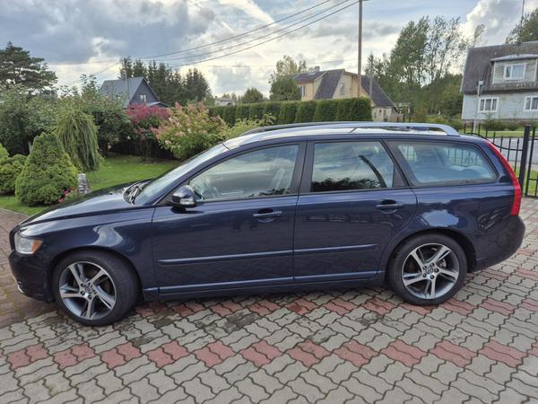 Zils Volvo V50 2012 Mustvē, ar dzinēja tilpumu 1.60 L un nobraukumu 130 tūkst. km par 6000 €, foto 4 vietnē AUTOMOTO.COM.LV