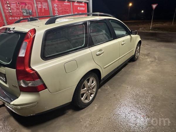 Green Volvo V50 2006 in Daugavpils, with an engine capacity of 2.00 L and mileage of 250 thousand km for 1500 €, photo 3 on AUTOMOTO.COM.LV