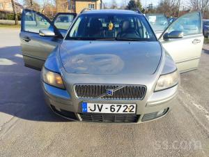 Green Volvo V50 2005 in Riga, with an engine capacity of 1.60 L and mileage of 303 thousand km for 1800 €, photo 1 on AUTOMOTO.COM.LV