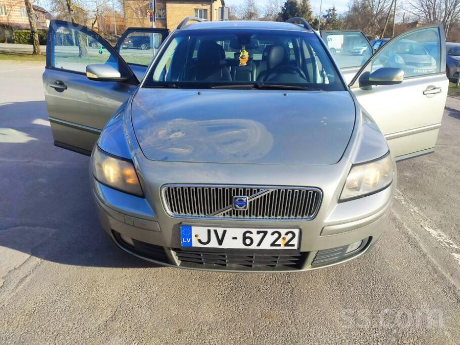 Green Volvo V50 2005 in Riga, with an engine capacity of 1.60 L and mileage of 303 thousand km for 1800 €, photo 1 on AUTOMOTO.COM.LV