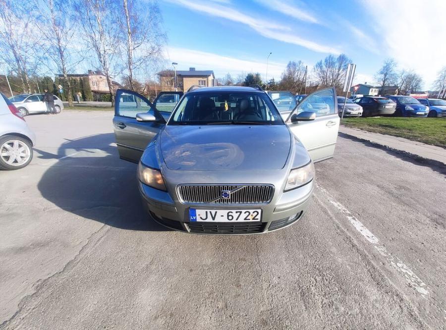 Green Volvo V50 2005 in Riga, with an engine capacity of 1.60 L and mileage of 303 thousand km for 1800 €, photo 4 on AUTOMOTO.COM.LV