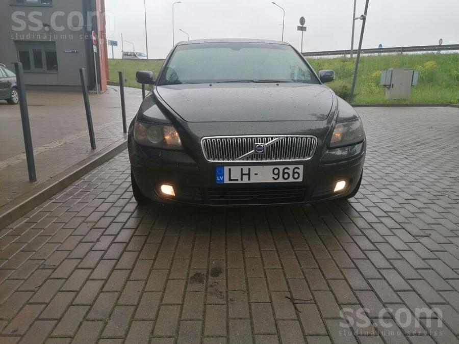 Green Volvo V50 2005 in Daugavpils, with an engine capacity of 2.00 L and mileage of 331 thousand km for 3500 €, photo 1 on AUTOMOTO.COM.LV