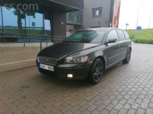 Green Volvo V50 2005 in Daugavpils, with an engine capacity of 2.00 L and mileage of 331 thousand km for 3500 €, photo 3 on AUTOMOTO.COM.LV