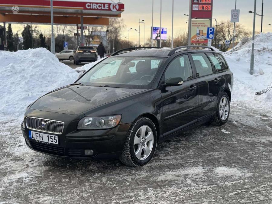 Green Volvo V50 2005 in Palanga, with an engine capacity of 2.00 L and mileage of 356 thousand km for 1350 €, photo 1 on AUTOMOTO.COM.LV