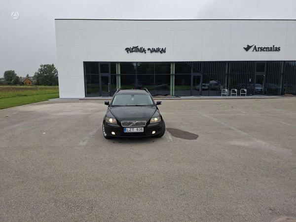 Green Volvo V50 2005 in Siauliai, with an engine capacity of 2.00 L and mileage of 380 thousand km for 1400 €, photo 1 on AUTOMOTO.COM.LV