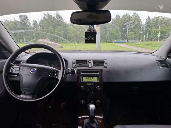 Green Volvo V50 2005 in Siauliai, with an engine capacity of 2.00 L and mileage of 380 thousand km for 1400 €, photo 7 on AUTOMOTO.COM.LV