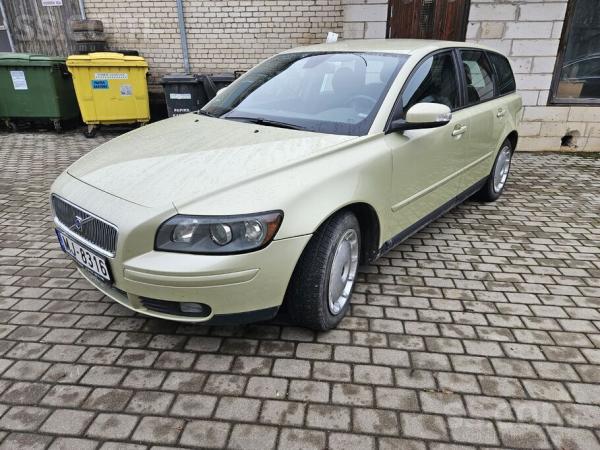 Green Volvo V50 2006 in Bauska, with an engine capacity of 2.00 L and mileage of 199 thousand km for 1250 €, photo 1 on AUTOMOTO.COM.LV