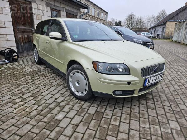 Green Volvo V50 2006 in Bauska, with an engine capacity of 2.00 L and mileage of 199 thousand km for 1250 €, photo 2 on AUTOMOTO.COM.LV
