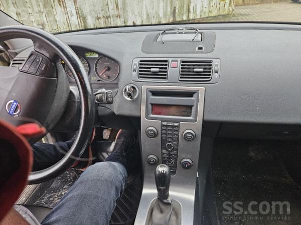 Green Volvo V50 2006 in Bauska, with an engine capacity of 2.00 L and mileage of 199 thousand km for 1250 €, photo 5 on AUTOMOTO.COM.LV