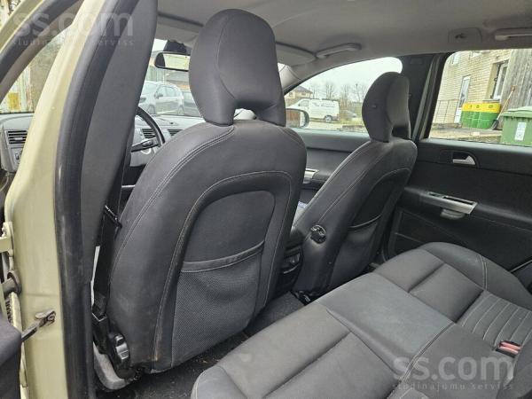 Green Volvo V50 2006 in Bauska, with an engine capacity of 2.00 L and mileage of 199 thousand km for 1250 €, photo 6 on AUTOMOTO.COM.LV