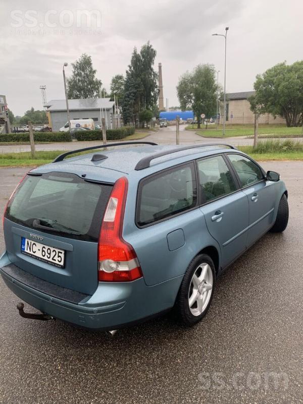 Green Volvo V50 2006 in Valmiera, with an engine capacity of 2.40 L and mileage of 297 thousand km for 2950 €, photo 3 on AUTOMOTO.COM.LV
