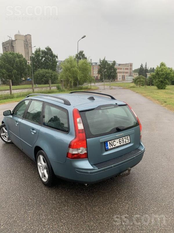 Green Volvo V50 2006 in Valmiera, with an engine capacity of 2.40 L and mileage of 297 thousand km for 2950 €, photo 4 on AUTOMOTO.COM.LV
